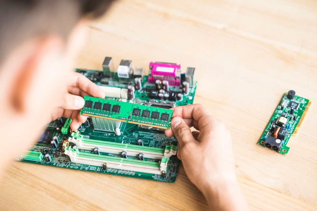 Microcontrolador: qué es y para qué sirve | INCEL